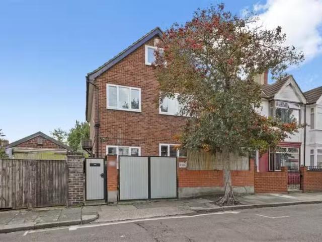 Cozy 2 BA 4 bedroom detached house for rent in Stanley Road, M.