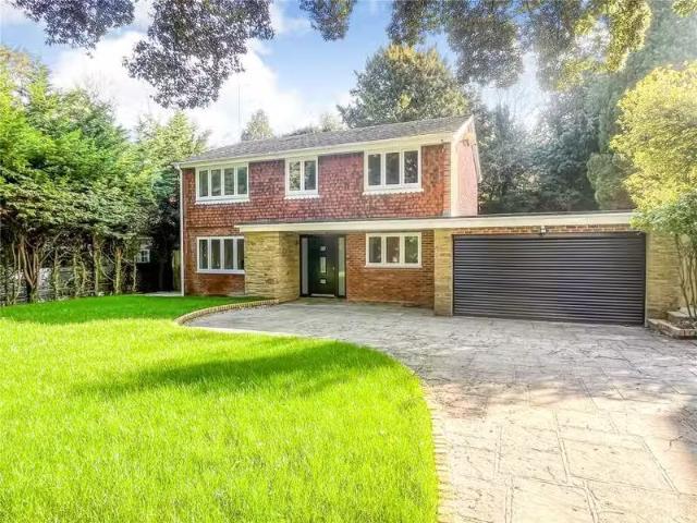 Cheap 2 BA 4 bedroom detached house for rent in Welcomes Road.