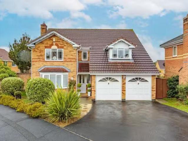 Cheap 2 BA 4 bedroom detached house for rent in The Spinney.