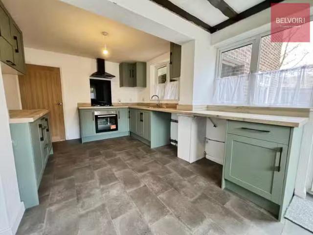 Just in! 2 BA 4 bedroom detached house for rent in Trafalgar A.