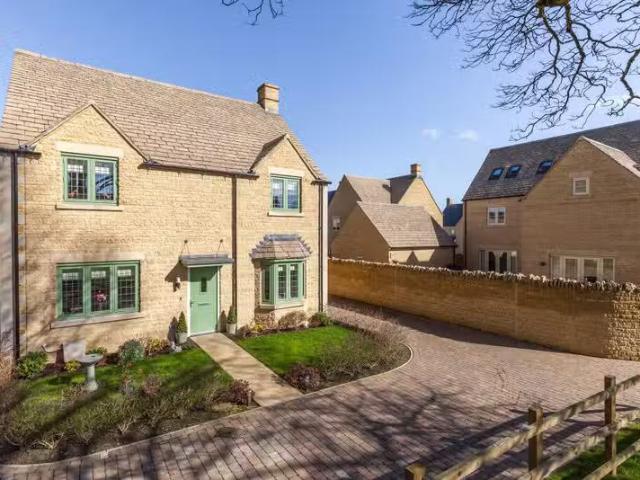 Cheap 2 BA 4 bedroom detached house for rent in Upper Rissingt.