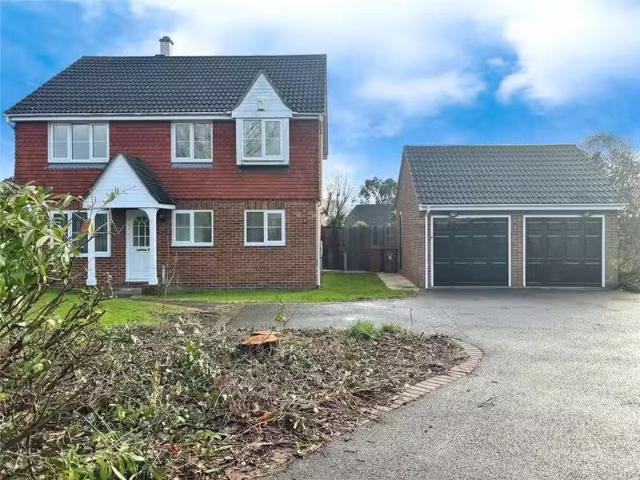 Nice 2 BA 4 bedroom Detached House to rent, Brasted Court, Roc.