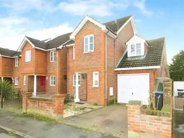 Nice 2 BA 4 bedroom Detached House to rent, Kings Road, Egham.
