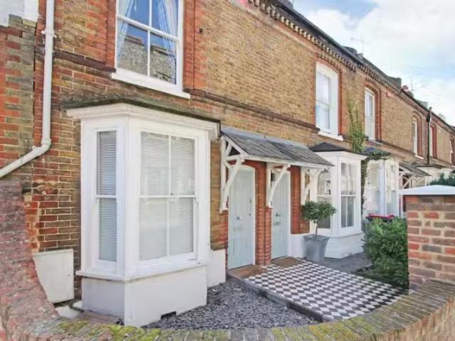Deal! 2 BA 4 bedroom end of terrace house for rent in Pound La.