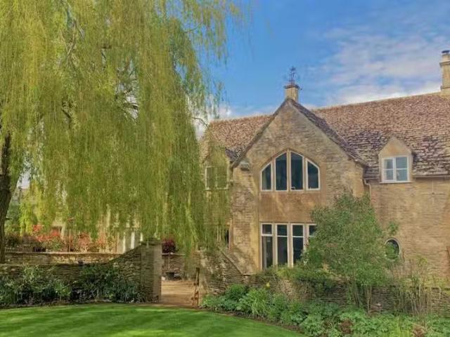 Cheap 2 BA 4 bedroom flat for rent in Dunford Barn, Langford.