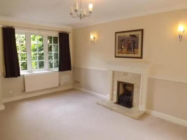 New 2 BA 4 bedroom house for rent in Stainsby Croft, Solihull.