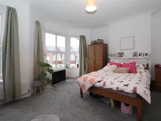 Nice 2 BA 4 bedroom house for rent in Whitchurch Road, Heath.