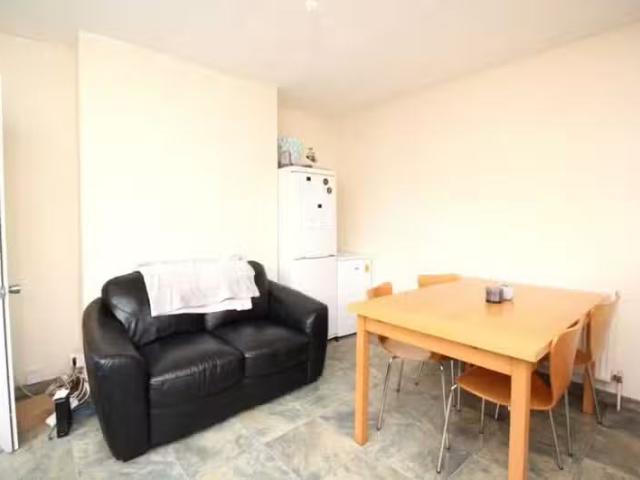 Cheap 2 BA 4 bedroom House to rent, Harrison Road, Southampton.
