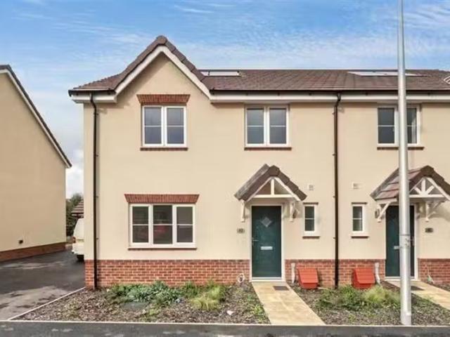 For Rent! 2 BA 4 bedroom semi detached house for rent in 4 bed.