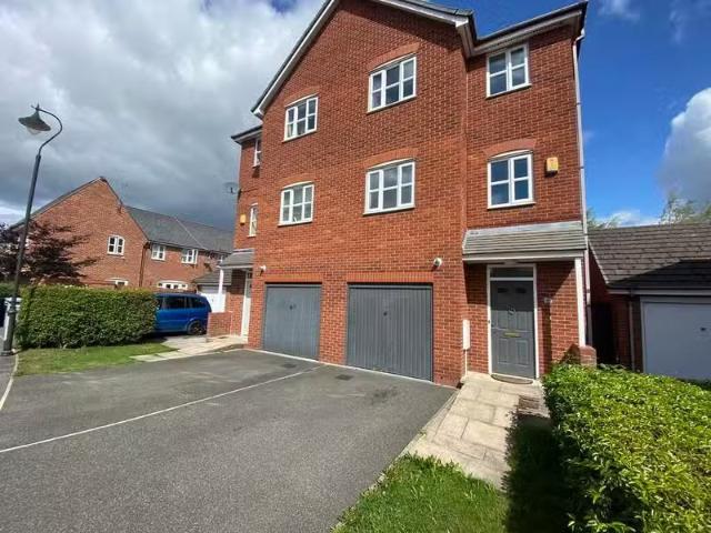 New 2 BA 4 bedroom semi detached house for rent in Golden Hill.