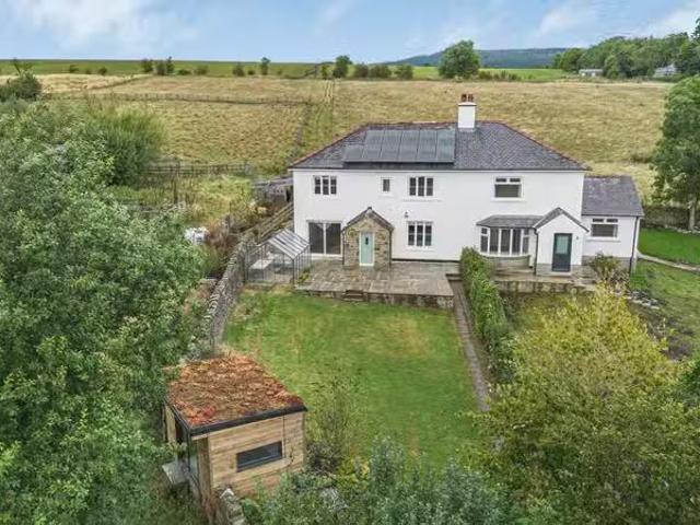 New 2 BA 4 bedroom semi detached house for rent in Glen Ridge.