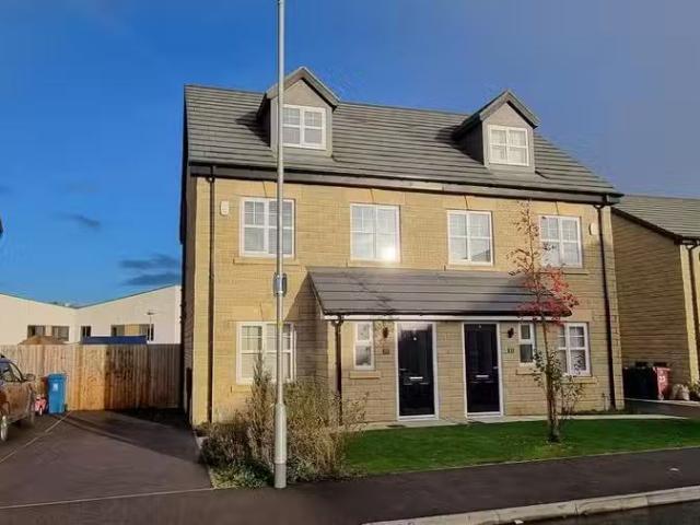 Cheap 2 BA 4 bedroom semi detached house for rent in Guardians.