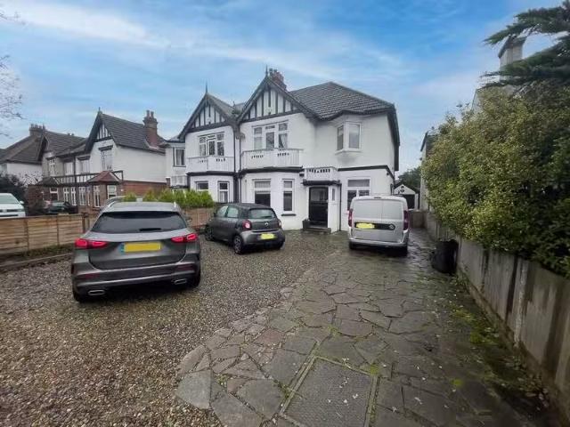 For Rent! 2 BA 4 bedroom semi detached house for rent in Halfw.