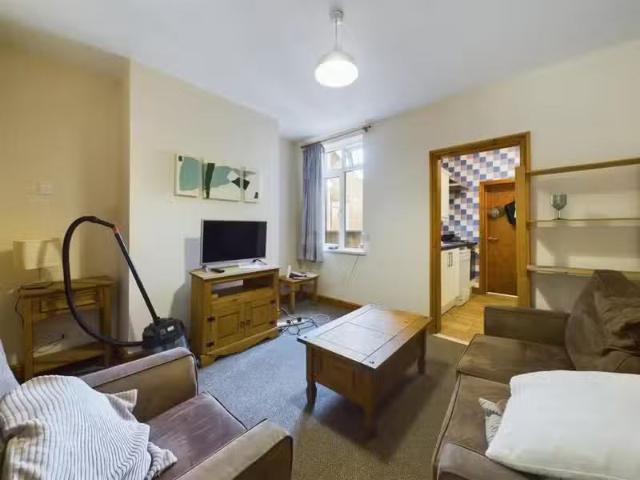 Cheap 2 BA 4 bedroom private hall for rent in 46 Avondale Road.