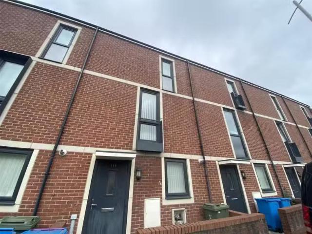 For Rent! 2 BA 4 bedroom town house for rent in Stanley Road.