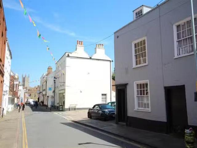 Just in! 2 BA 4 bedroom terraced house for rent in Castle Stre.