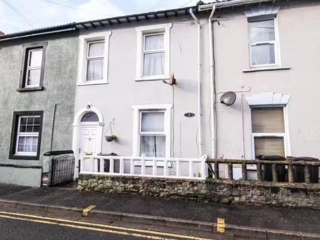Unique 2 BA 4 bedroom terraced house for rent in Alma Street.
