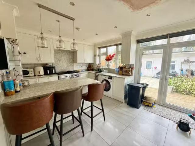 Unique 2 BA 4 bedroom terraced house for rent in Barking, IG11