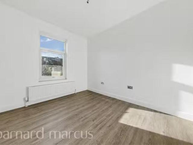 Cheap 2 BA 4 bedroom terraced house for rent in Beverstone Roa.