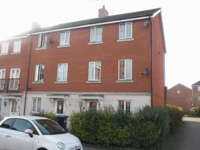 Rental! 2 BA 4 bedroom terraced house for rent in Dragon Road.