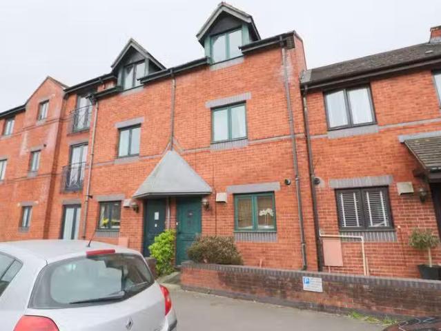 Just in! 2 BA 4 bedroom terraced house for rent in Water Lane.