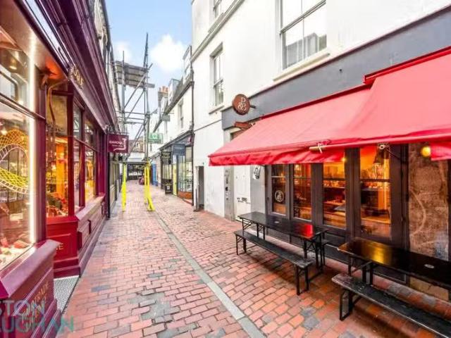 Just in! 2 BA 5 bedroom apartment for rent in Union Street, Br.