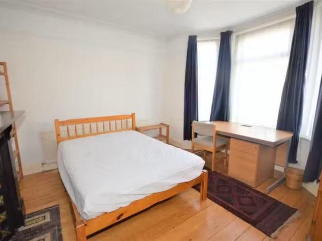 For Rent! 2 BA 5 bedroom detached house for rent in Hankinson.