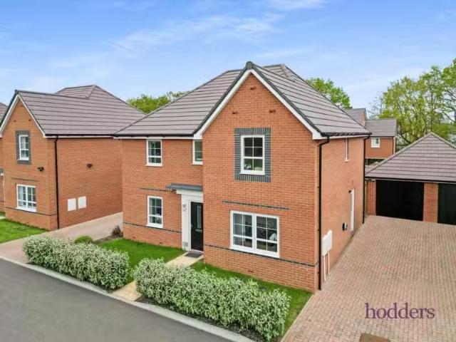 Cheap 2 BA 5 bedroom detached house for rent in Surrey, KT16