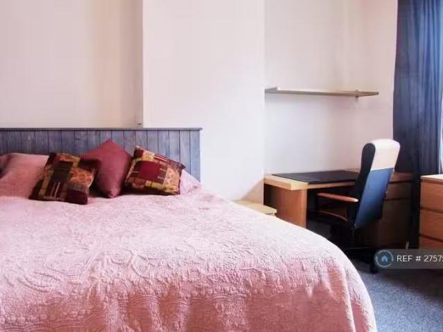 For Rent! 2 BA 5 bedroom end of terrace house for rent in Quee.