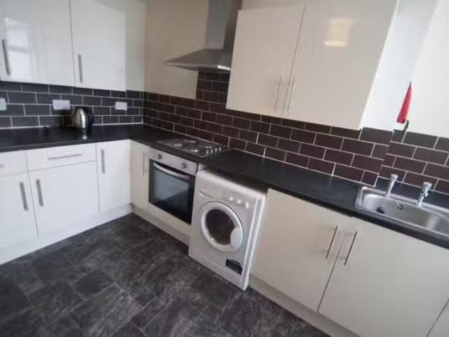 New 2 BA 5 bedroom flat for rent in Woodville Road, Cathays, C.
