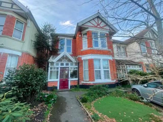 Cheap 2 BA 5 bedroom maisonette for rent in Southbourne Road.