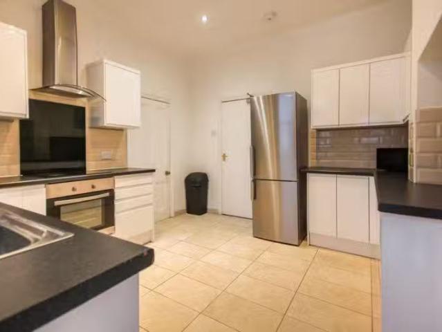 New 2 BA 5 bedroom semi detached house for rent in Kings Road.