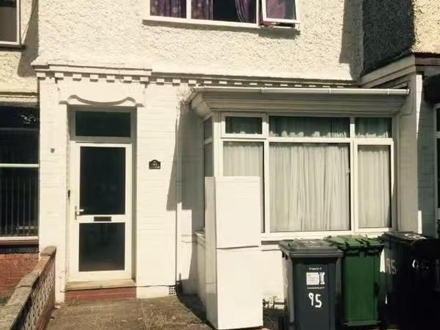 Nice 2 BA 5 bedroom semi detached house for rent in Leamington.