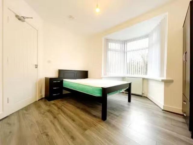 Deal! 2 BA 5 bedroom semi detached house for rent in Merritts.
