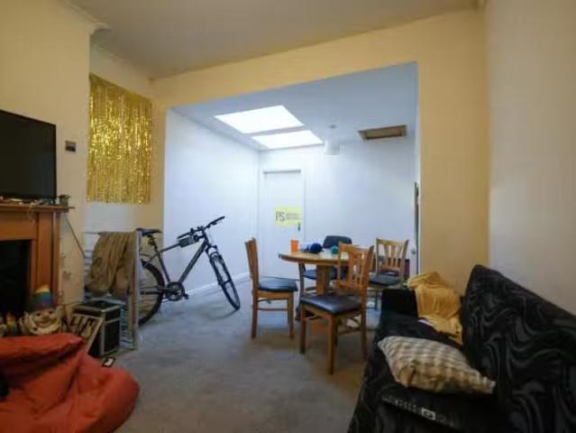 Deal! 2 BA 5 bedroom semi detached house for rent in Rookery R.