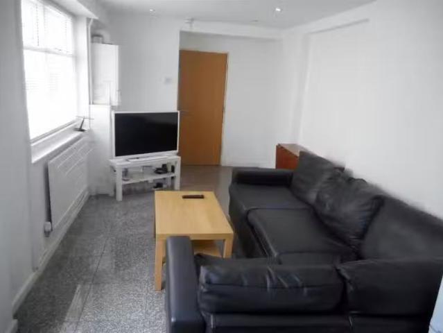 Deal! 2 BA 5 bedroom terraced house for rent in Coburn Street.