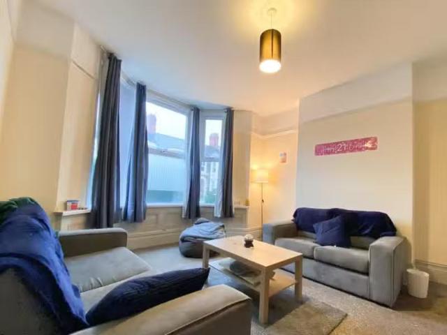 For Rent! 2 BA 5 bedroom terraced house for rent in Colum Road.