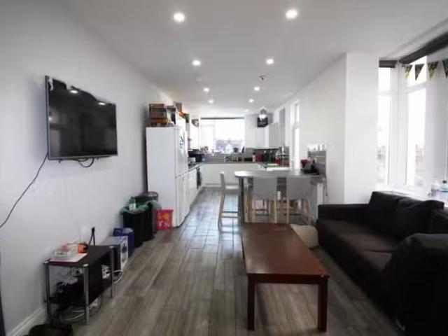 Nice 2 BA 5 bedroom terraced house for rent in Allensbank Road.
