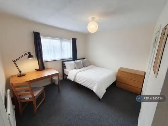 Cheap 2 BA 5 bedroom terraced house for rent in Station Road.