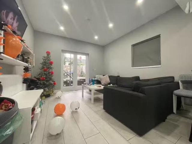 Cozy 2 BA 5 bedroom terraced house for rent in Whitchurch Road.