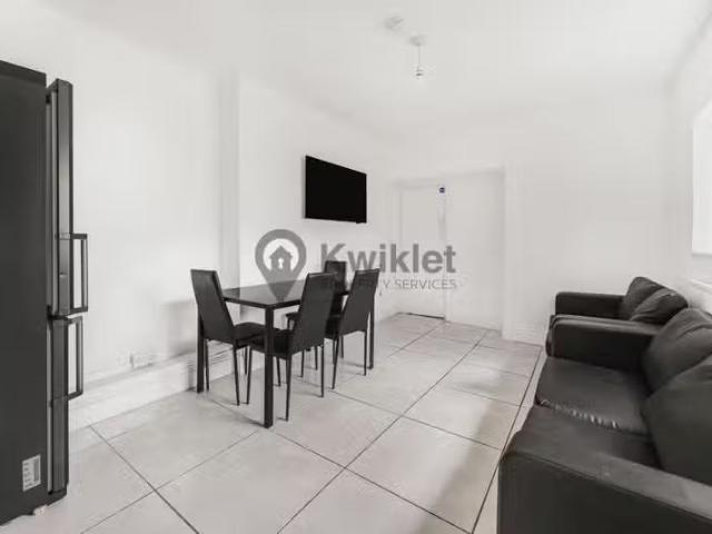 Deal! 2 BA 6 bedroom end of terrace house for rent in John Str.
