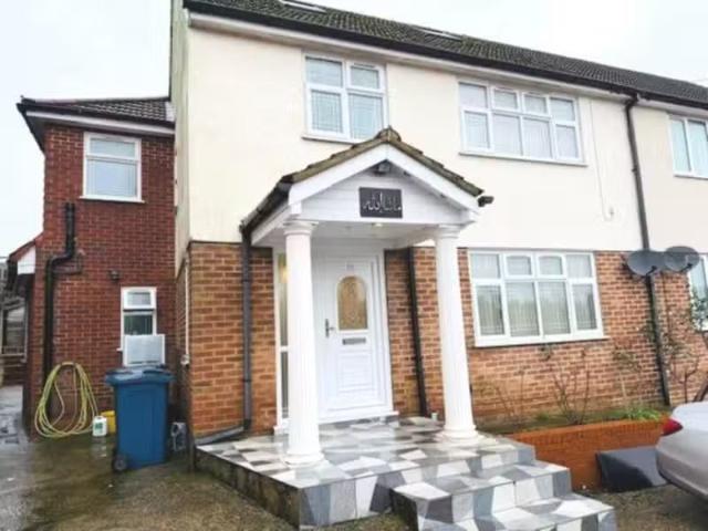 For Rent! 2 BA 6 bedroom semi detached house for rent in Booke.