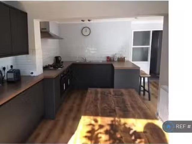 Nice 2 BA 6 bedroom semi detached house for rent in Rushmead C.