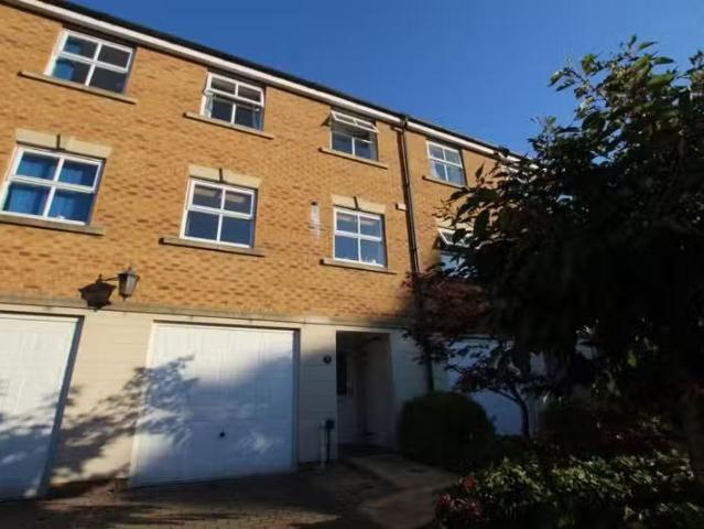 Unique 2 BA 6 bedroom terraced house for rent in Lancelot Road.