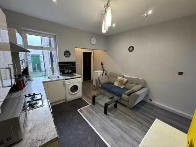 Nice 2 BA 1 bedroom house share for rent in Boaler Street, Liv.