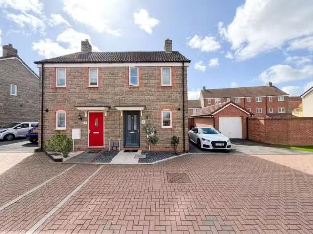 Just in! 2 BA 1 bedroom house share for rent in Daffodil Way.