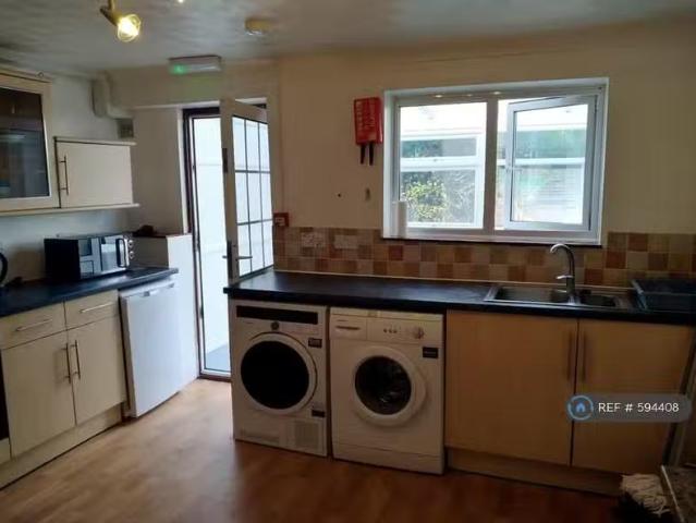 Just in! 2 BA 1 bedroom house share for rent in Deerswood Aven.