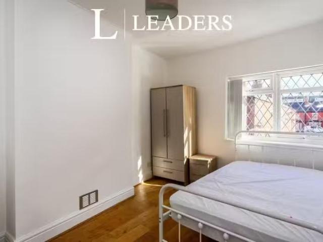 For Rent! 2 BA 1 bedroom house share for rent in Owen Street.