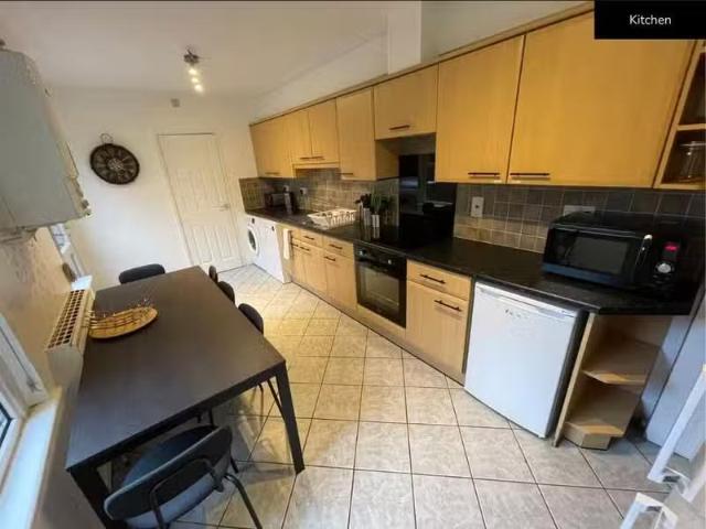 Nice 2 BA 1 bedroom house share for rent in Summerhill Road, B.