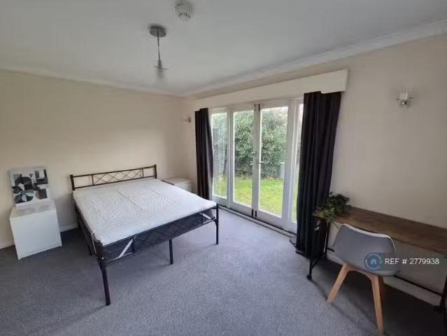 Cheap 2 BA 1 bedroom house share for rent in Redfern Close, Ca.